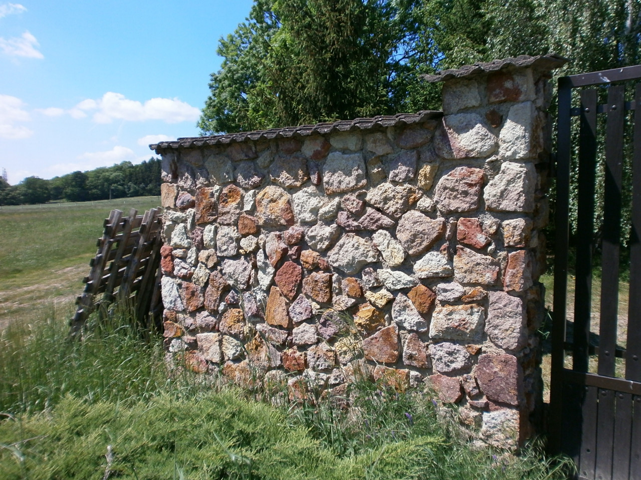 Kamenné ploty a hradby